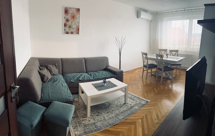 Spacious 2-bedroom Apartment For 6 | Parking - Topoľčianky