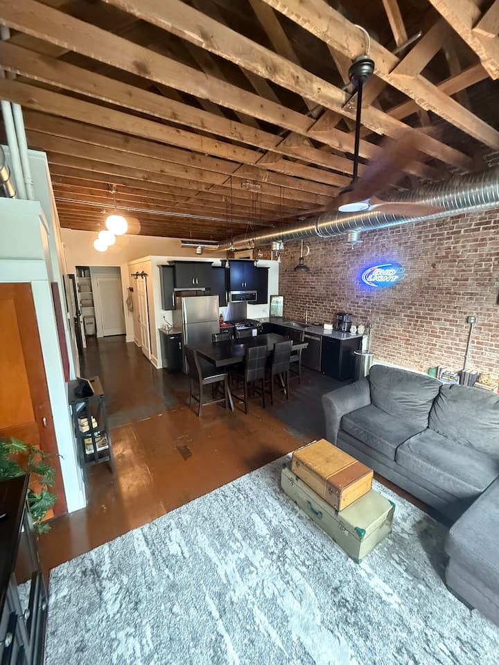 Cozy Downtown Loft - Topeka, KS