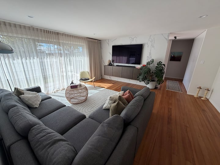 Modern, Spacious, Sunny 4‑bdrm Home Central Hutt - Lower Hutt