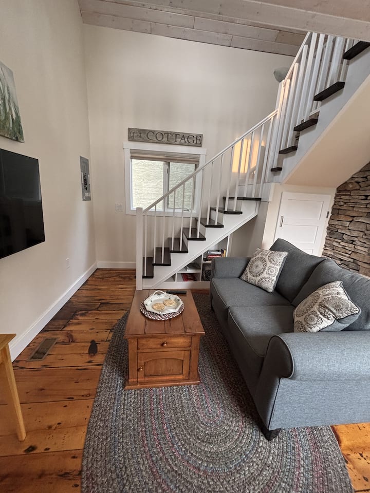 Quaint Guest Cottage With Loft Bedroom - Enderby