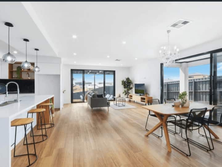 Modern Luxe Haven – Your Geelong Escape - Geelong