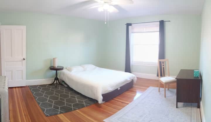 Peaceful Large Queen Bedroom W Parking Near Moody - Newton, MA