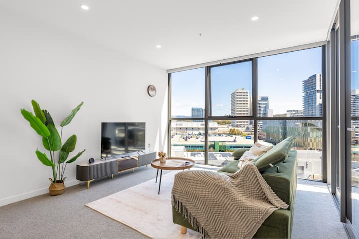 @Central Woden Stay | Near Hospital, Cit & Pool - Canberra