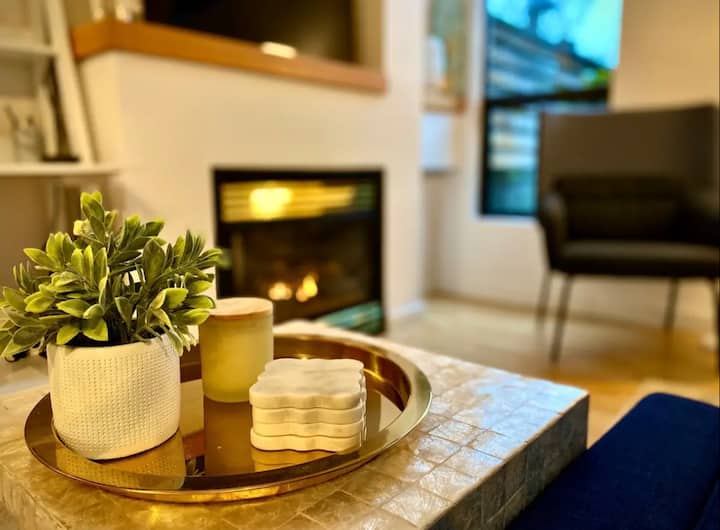 Bright & Central - 1 Bed / 1 Bath Studio Condo - Victoria