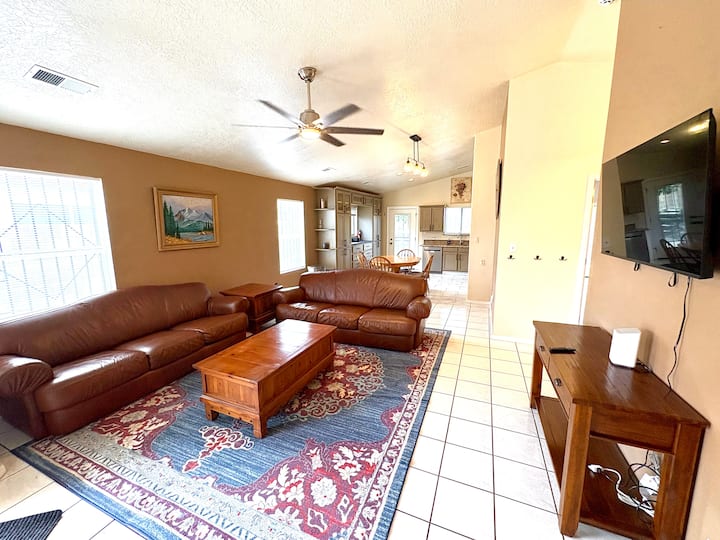 Beautiful 4 Bedroom 3 Bath, Handicap Accessible - Albuquerque