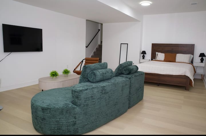 Relaxing Getaway W/ Huge Lounge - Largo, MD