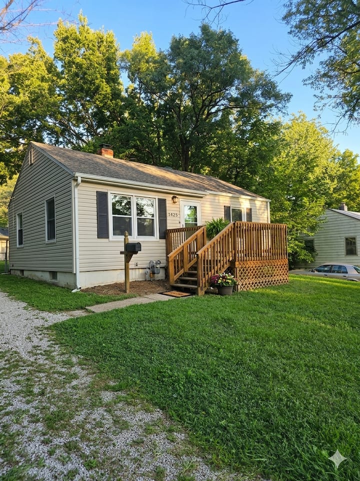 Pet-friendly Kc Bungalow • Near Downtown - Independence, MO