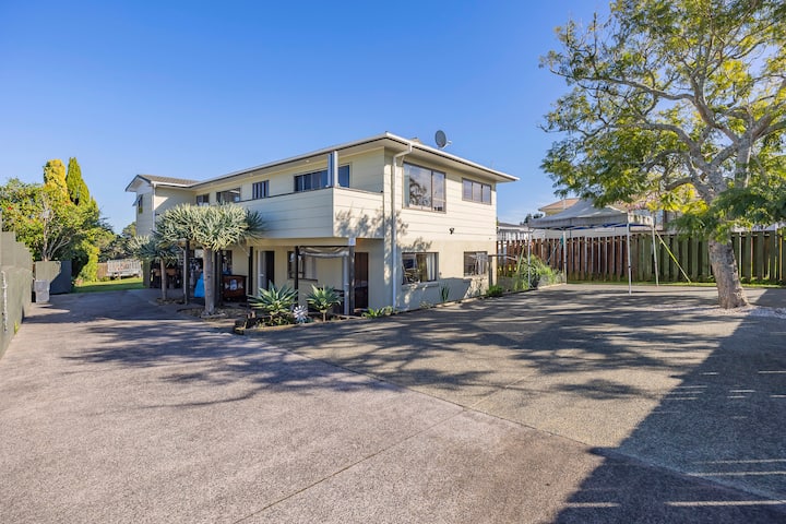 Functional & Spacious 2br West Harbour Retreat - Auckland