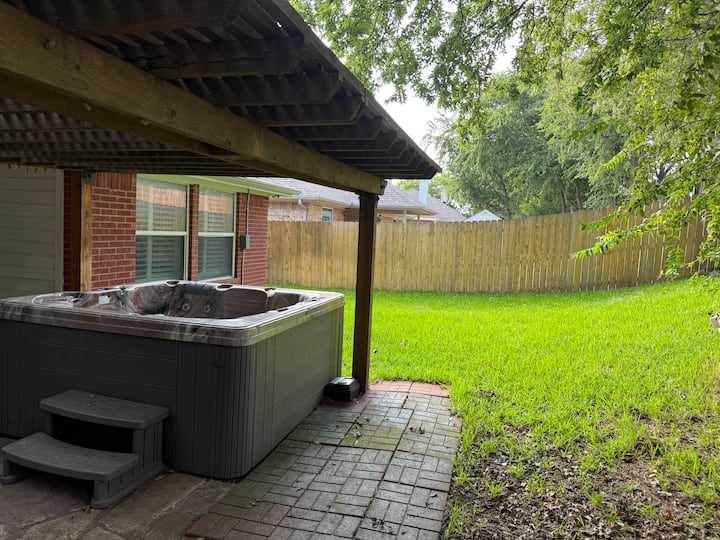 Cozy 3-bed Oasis • Hot Tub & Private Yard - Burleson, TX