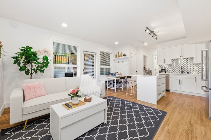 Chic & Luxurious 2br Mid-century Modern Escape - White Rock