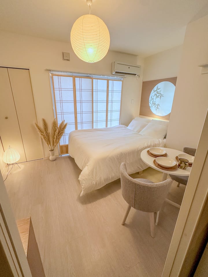 空港直通15分/牧志駅&国際通り徒歩5分/ガス乾燥機・ホームシアター完備/やちむんで沖縄に触れる旅 - Naha