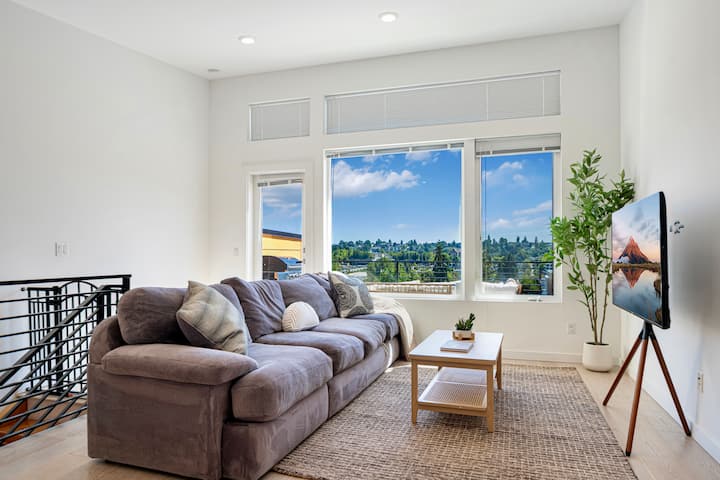 Spacious 4br Retreat | Deck & Grill | Close To Dt - Seattle, WA