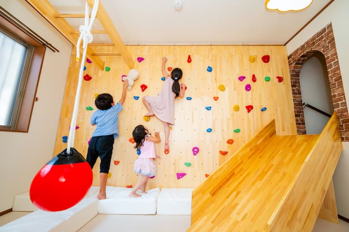 京都随一の子供の楽園。滑り台・ボルダリングが迎える子供連れ限定宿。京都駅1駅。水族館近く。91平米 - Kyoto