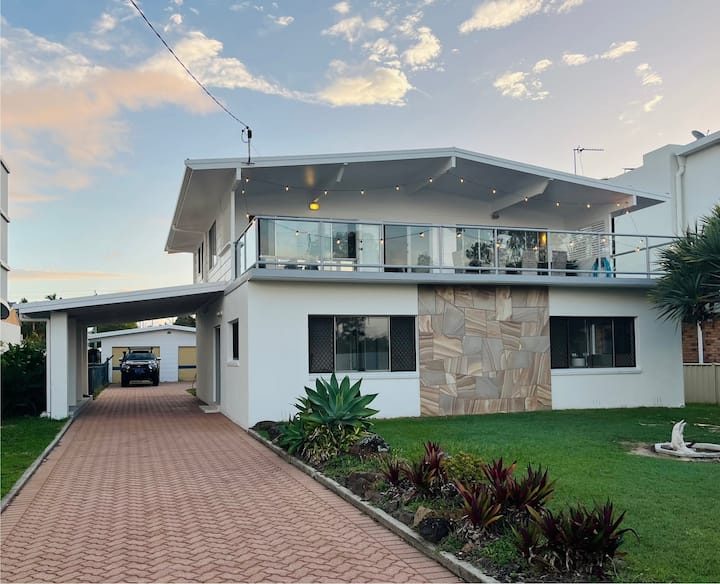 Spacious Waterfront Family Home - Yandina