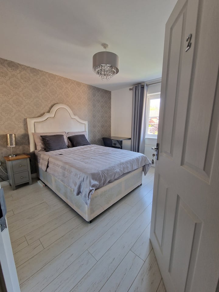 Room Number 2 With Ensuite - Corby