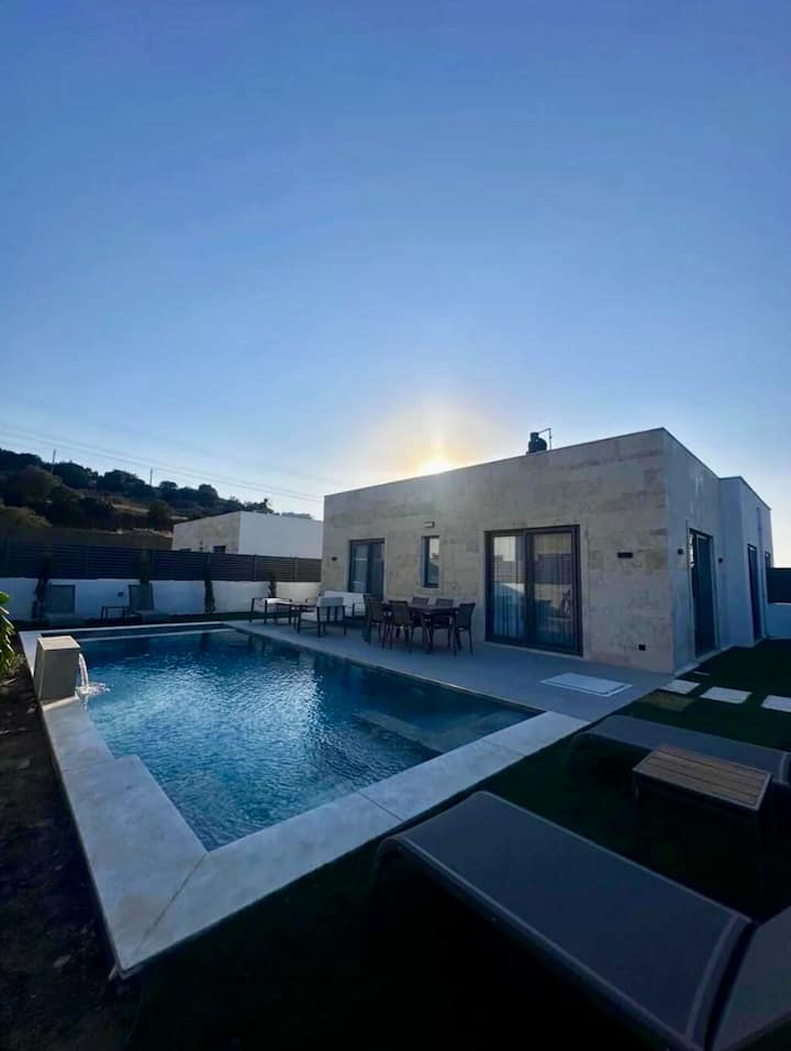 Luxury Villa | Pool, Jacuzzi & En-suite Comfort - Güvercinlik