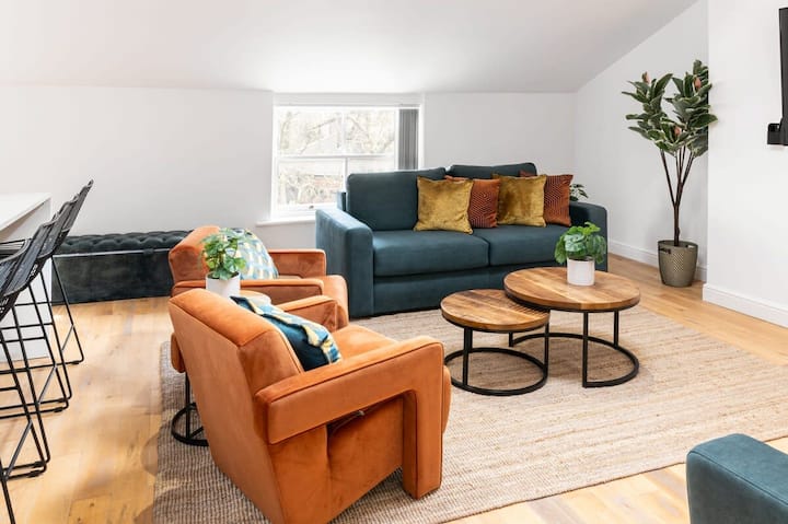 Gorgeous 2 Beds, 2 Baths, Sleeps 10, Free Parking - Liverpool, UK