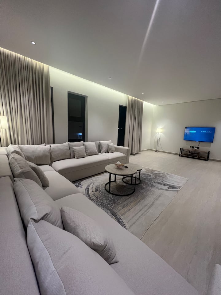 جناح مكون من غرفتين نوم وصالة ومطبخ ٢ دورت مياه - Riyadh