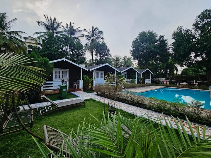 Willow Cottage - Cozy Retreat By The Pool - 콜바