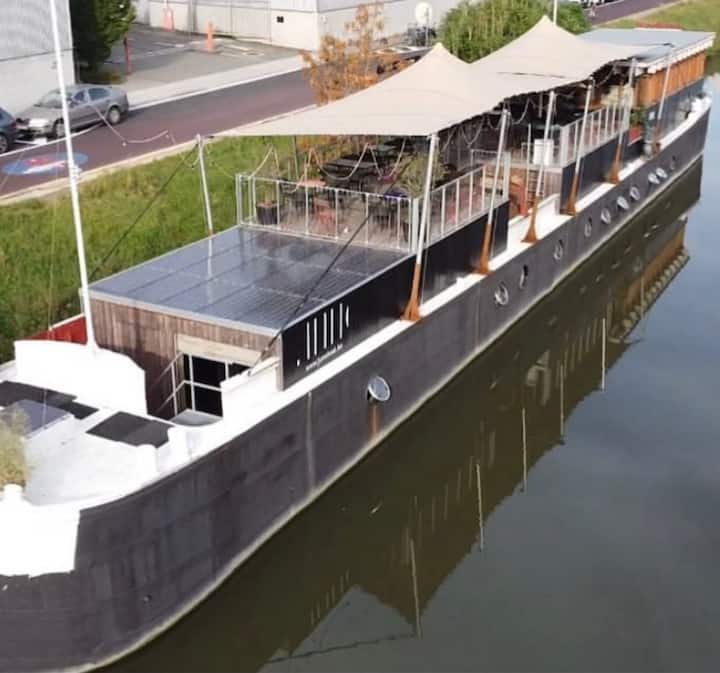Junoboot, Gezellig Rustig Verblijven Op Het Water - Gand