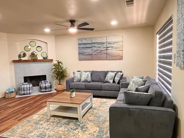 Stylish Getaway With Pool, Media Room & Prime Loc - Little Elm, TX