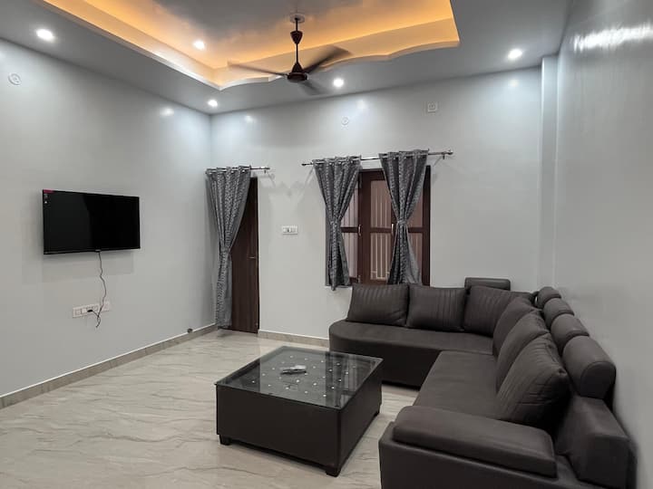 2bhk-divine Stay Near Kashi Vishwanath Temple - 바라나시