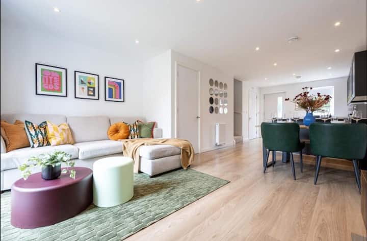 Elegance Retreat - 2 Bed Holiday Home With Parking - Manchester