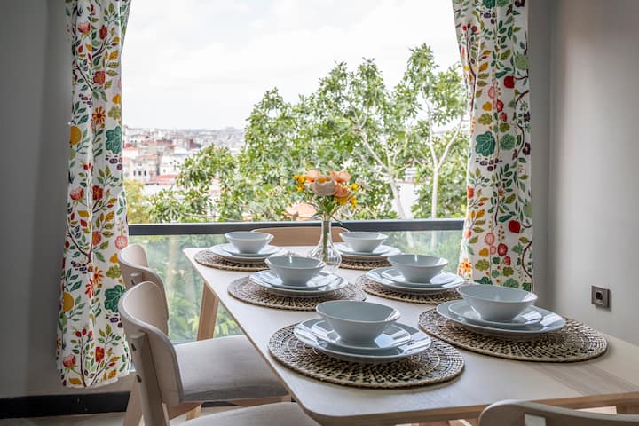 New 3-bedroom Apt With City View, 5 Min To Taksim - Turkije