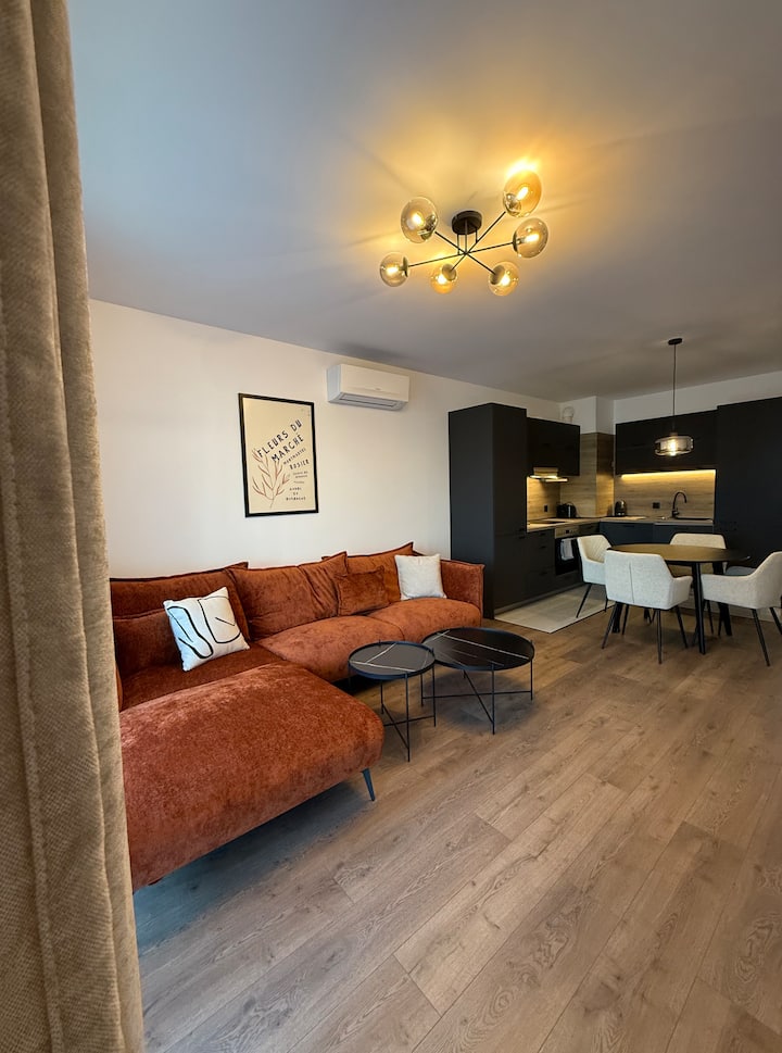 Modern 2 Bedroom Center | 2 Baths | Garage Free - Bulgarije