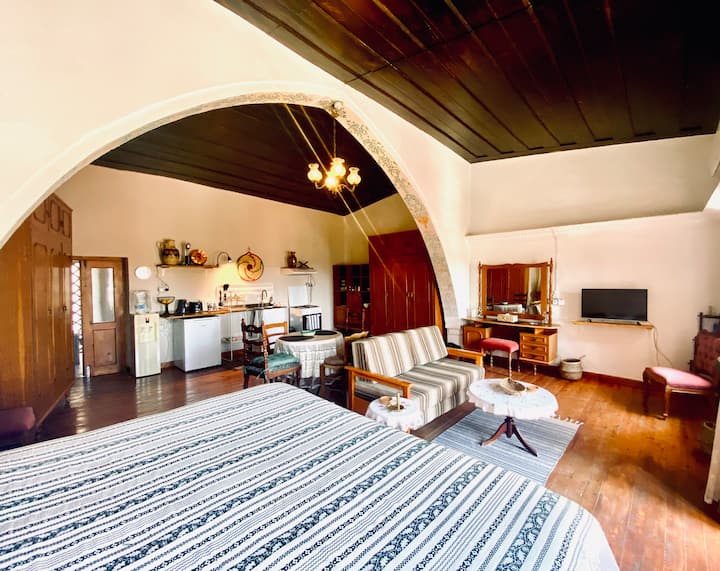 Quiet Historic Village Getaway • Stunning Views - Калавасос