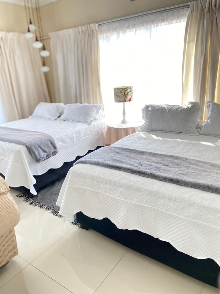 Meadway On The Parks, Sleeps Max 6. - Benoni