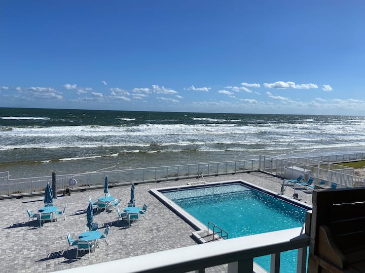 Evie's Beach House (Oceanfront!) - Daytona Beach, FL