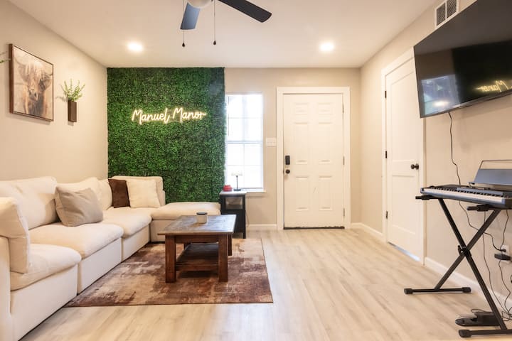 Manuel Manor At Texas A&m — 2 King Beds - College Station, TX