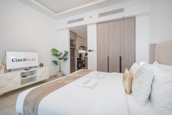 Chic Studio At Me Do Re Tower | Stunning Views - Dubai