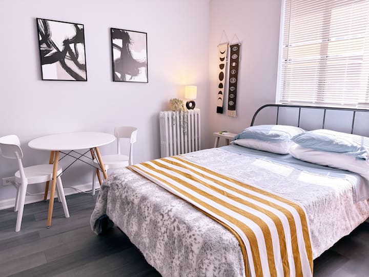 Cozy Wicker Park Apt | Steps From The Action - Gym - Chicago, IL