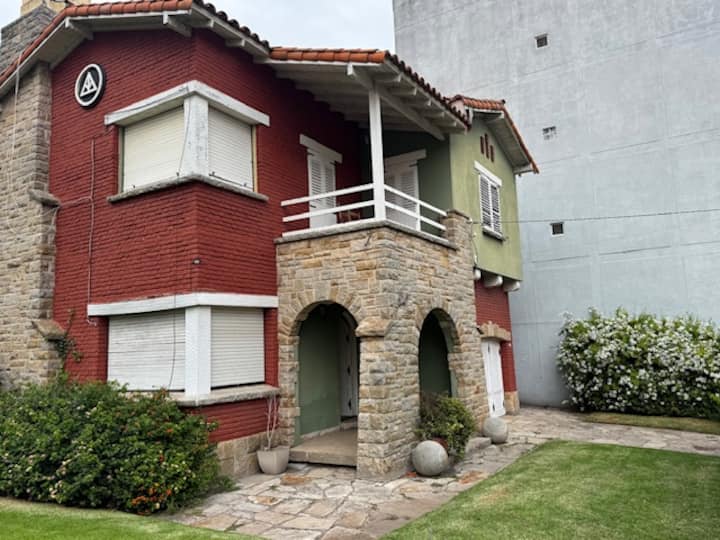 Importante Casa En Miramar, Una Cuadra De La Playa - Miramar