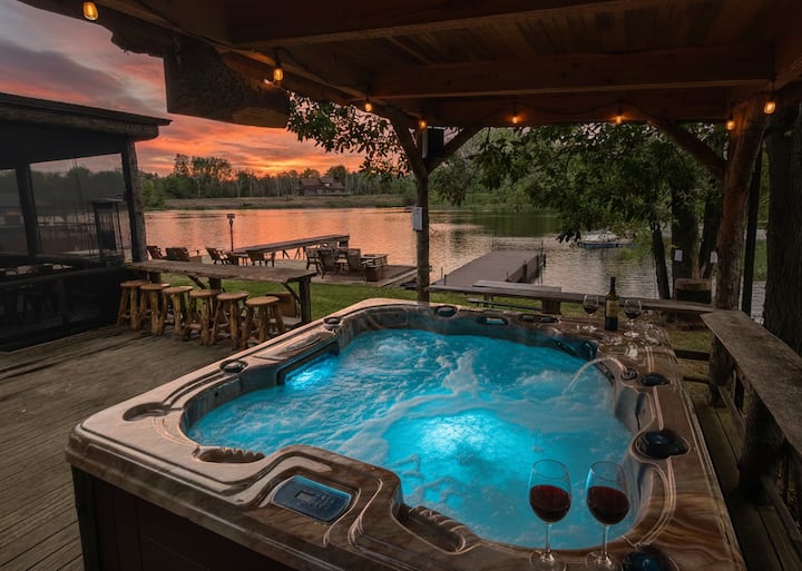 Hot Tub, Movie Theater, 3 Private Docks - Hastings, NY