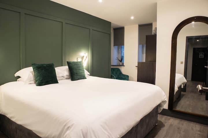 Central Bradford | Super King Bed | Close Parking - Bradford