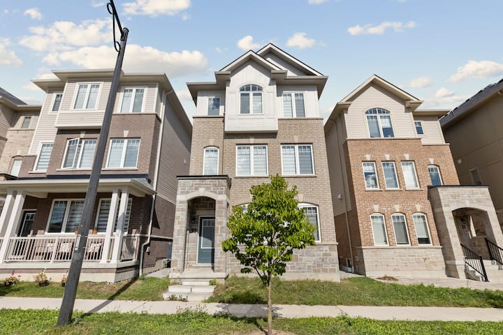 The Devineridge Executive House - Ajax