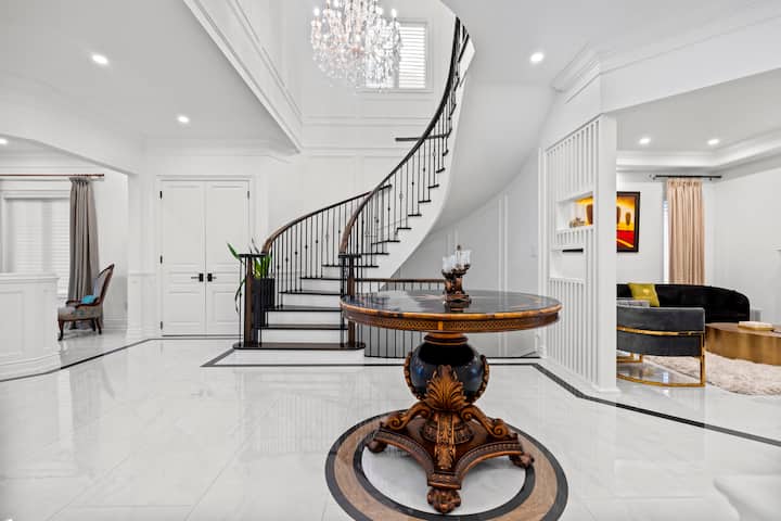 Elegant 4br House.5 Km To Wonderland. Free Parking - Toronto, ON