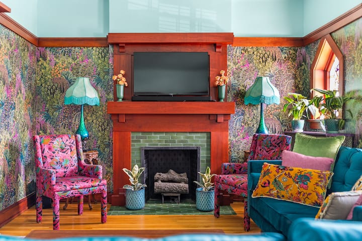 Max Decor + Balcony | Top Food, Bars, Shops, Music - Chicago