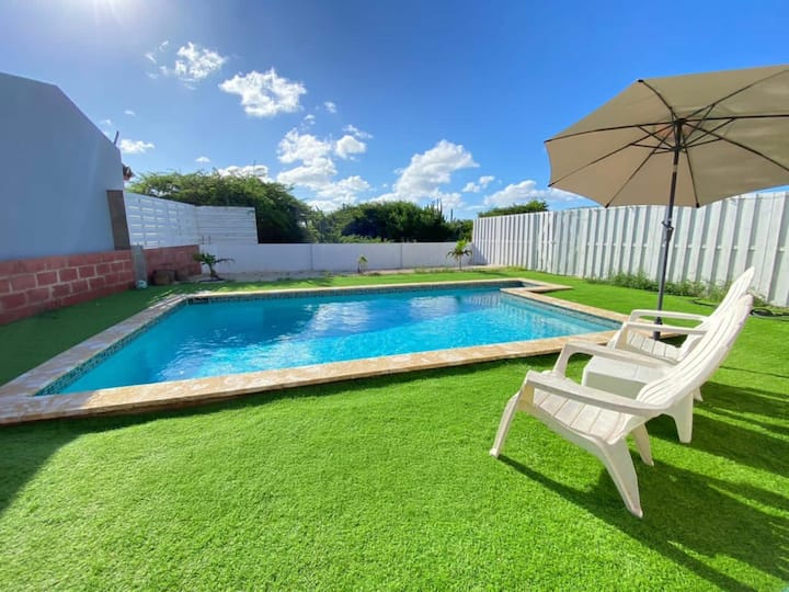 The Red Door Getaway: A Nature-inspired 4-bedroom - Aruba