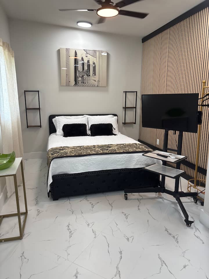 New Studio Apt Q Bed Soaking Tub Detach From House - DeLand