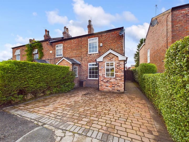 Bumblebee Cottage - Minimum 6 Night Stay - Knutsford