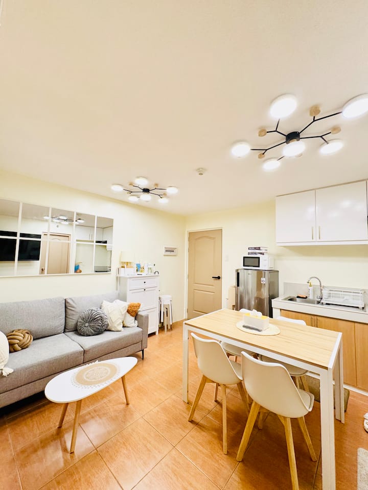 Staykaysion | 2br W/ Balcony + Pool @Sorrentooasis - Taytay