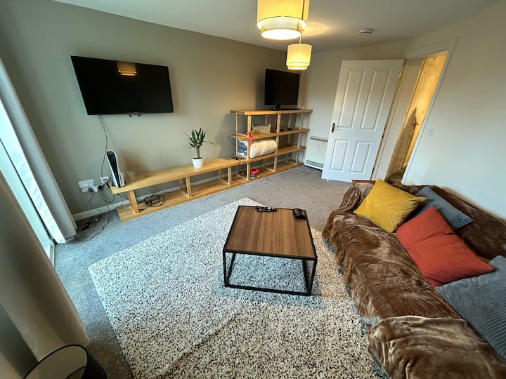 Spacious 2-bedroom Flat Near Shops & Transport - Newbury