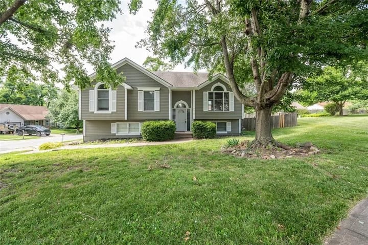 Kc Home Away From Home Mid-term Rental 3br/2.5 Ba - Parkville, MO