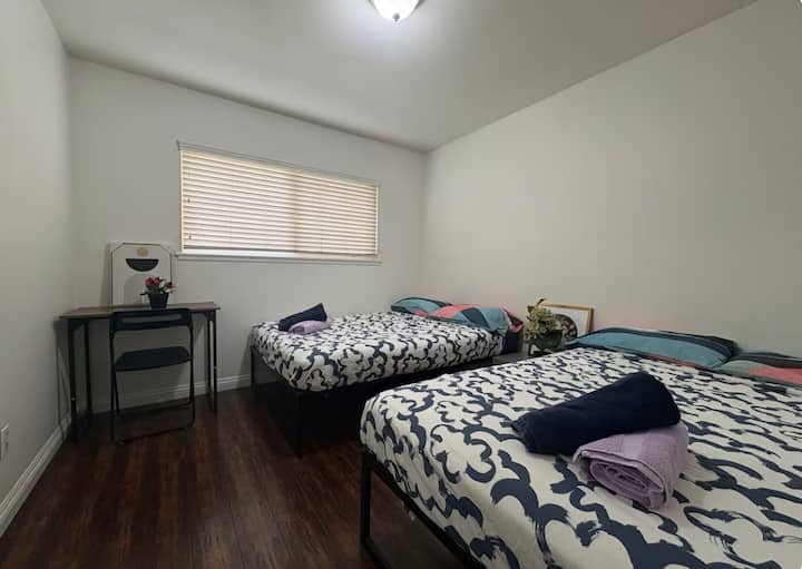 @J, Cozy Room By Disney - Fullerton, CA