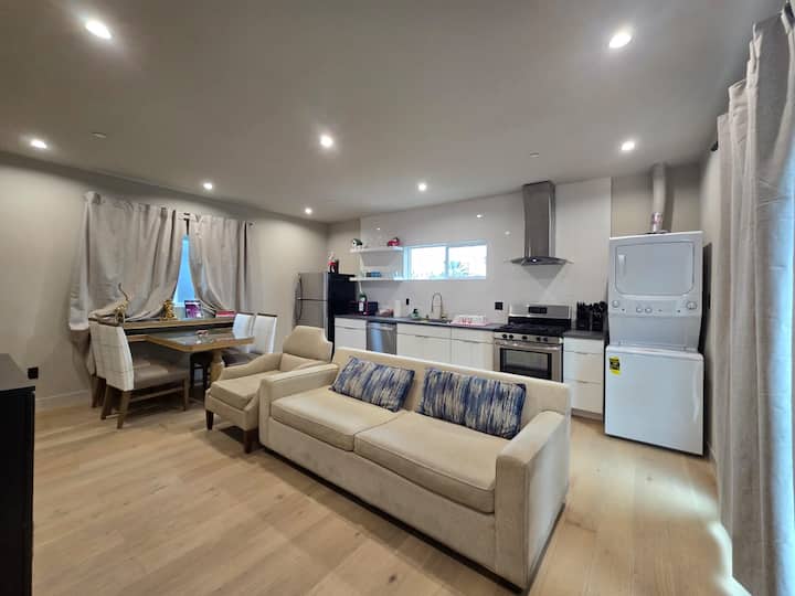 Stylish 5br Haven Near Broadway Theater District - Los Angeles, CA