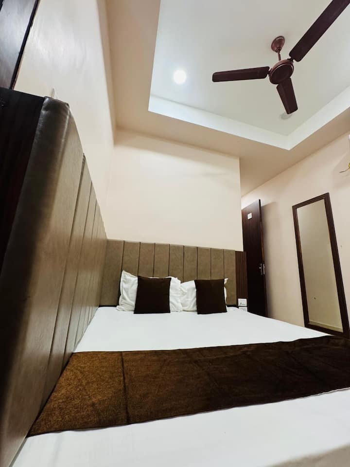 Vimoksha Residence I 3 Rooms I Kashi Vishwanath - Varanasi